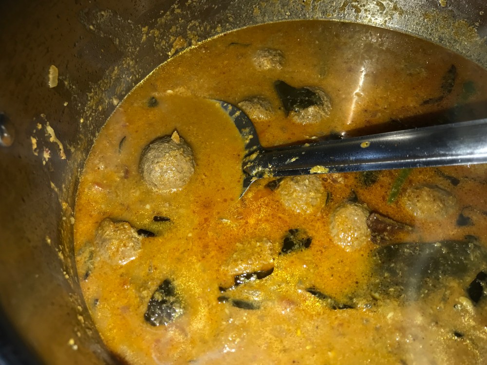 Aadu/Mutton Urundai Kuzhambu/Meat Balls (lamb) in Spicy Gravy | Dosaikal